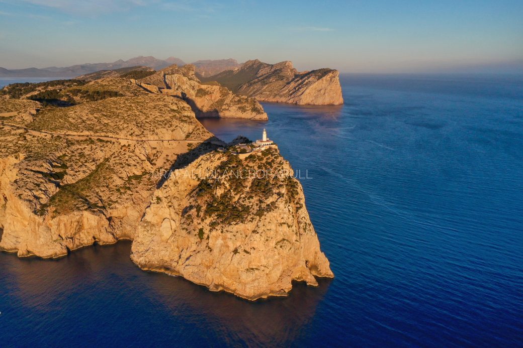Amanecer en el faro de Formentor por Rafael Blanc – Los Faros del Mundo