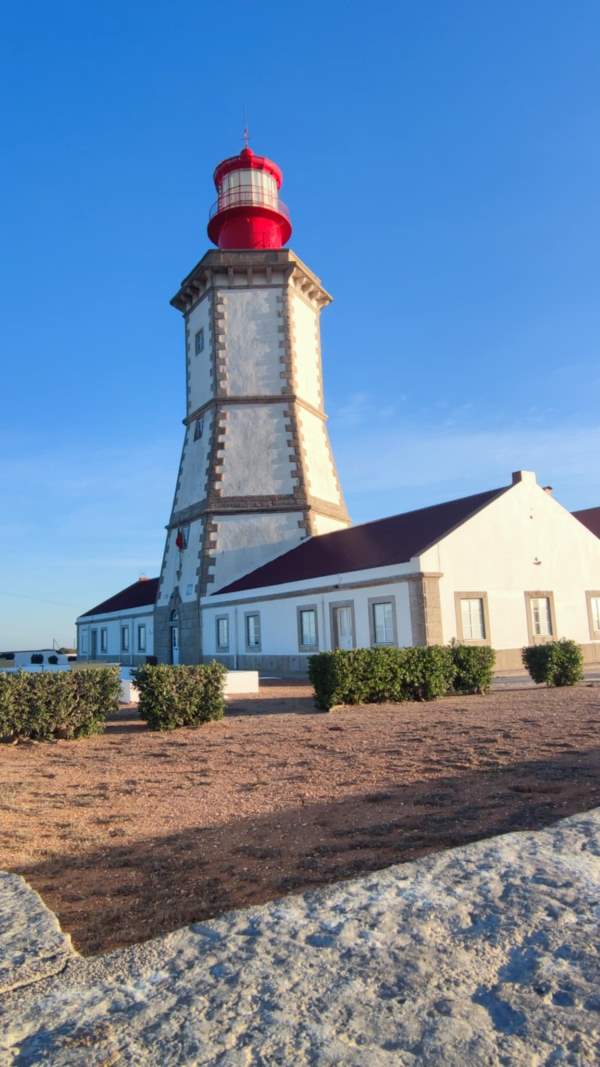 El farol do cabo Espichel por José María Garnelo Moro – Los Faros del Mundo